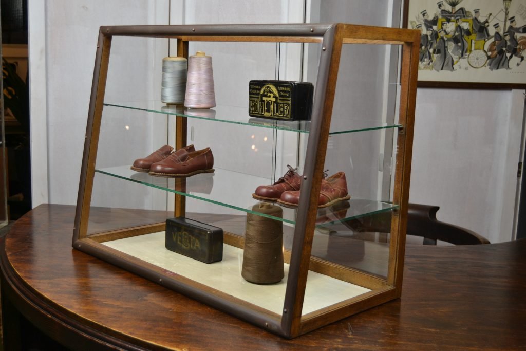 Art Deco counter display showcase | Retro Station